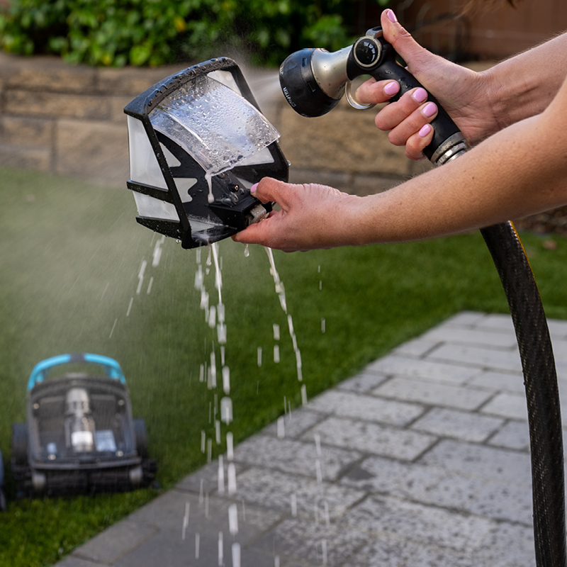 Spabot automatic spa cleaner | Club Piscine Super Fitness